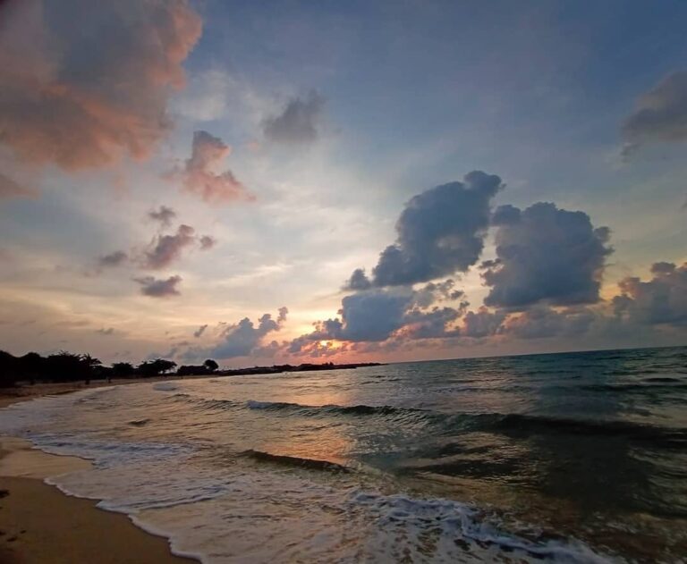 Pantai Empu Rancak: Gratis Tiket Masuk, Rute, Fasilitas dan Spot Menarik