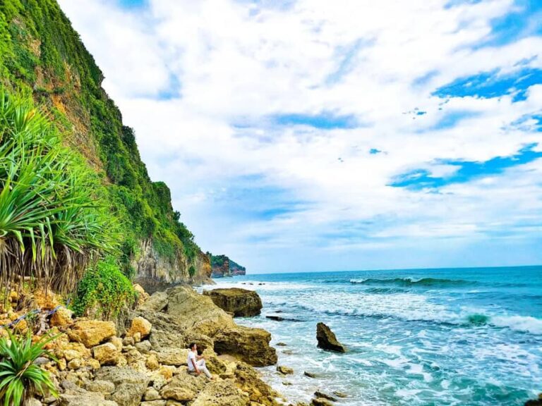 Pantai Seruni: Harga Tiket Masuk, Rute, Spot Foto Air Terjun Mini